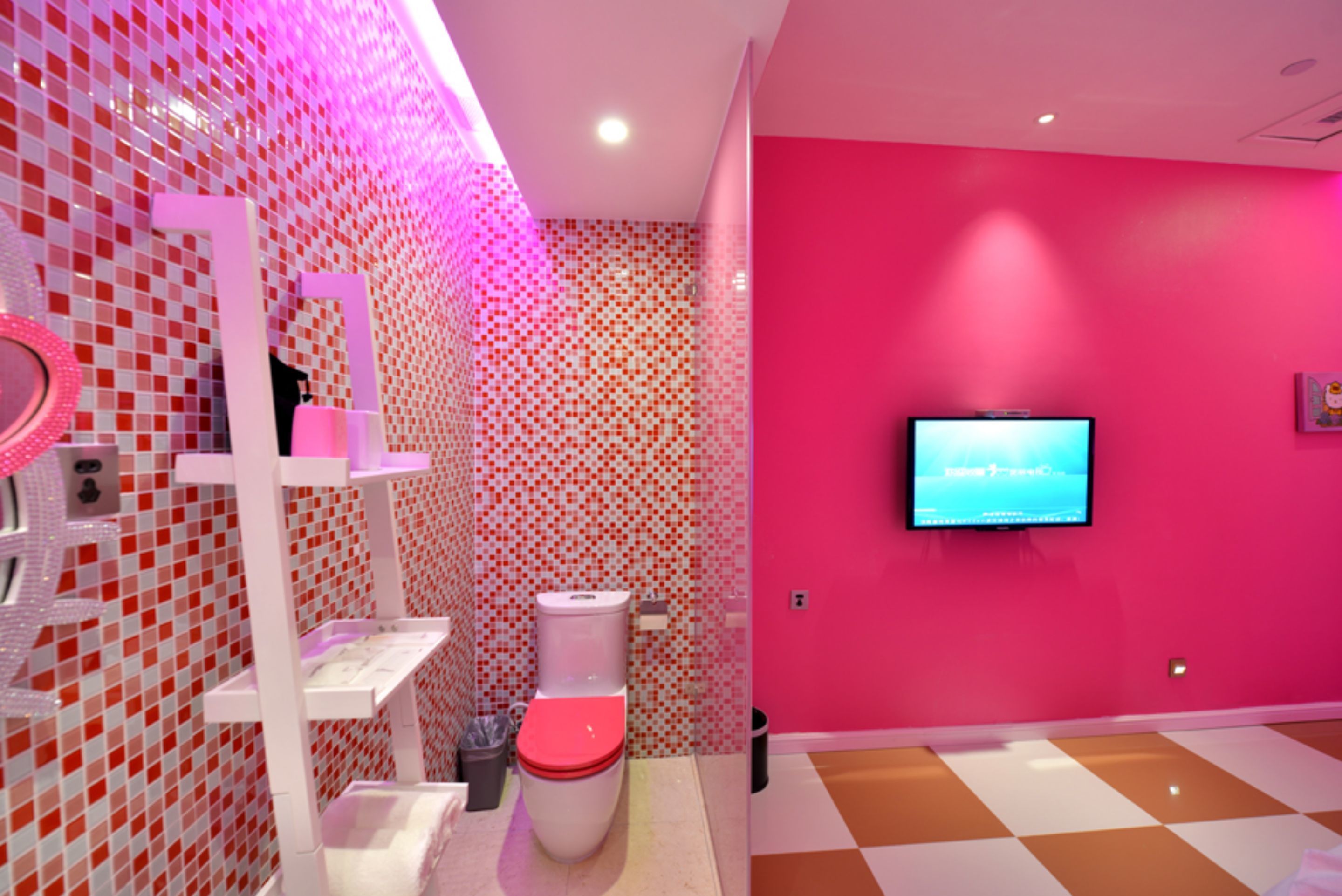 Quarto Clássico com Cama de Casal | Casa de banho | Artigos de higiene pessoal grátis, um secador de cabelo, chinelos 