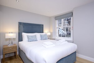 Estúdio Clássico, 1 cama king-size | Cofre no quarto, secretária, ferro/tábua de engomar, berço de viagem 