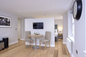 Estúdio Clássico, 1 cama king-size | Cofre no quarto, secretária, ferro/tábua de engomar, berço de viagem 