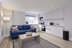 Estúdio Clássico, 1 cama king-size | Cozinha privada | Um frigorífico/congelador grande, um micro-ondas, um forno 