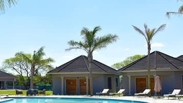 Piscina exterior, guarda-sóis, espreguiçadeiras