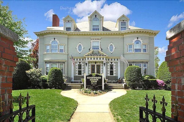 Edgewood Manor - Cranston, RI