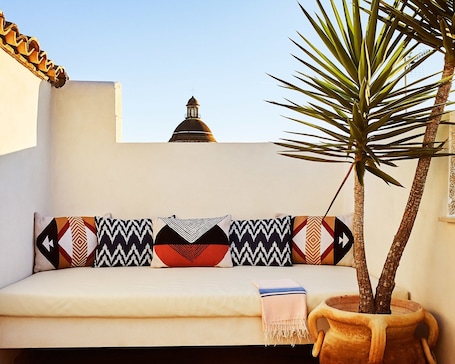 Quarto casal, terraço, vista para a colina | Terraço/pátio. Casa Scianna Noto