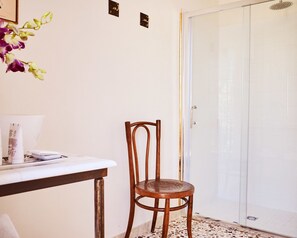 Quarto Duplo, varanda, Vista para a cidade | Casa de banho | Um polibã, um secador de cabelo, um bidé, toalhas fornecidas 
