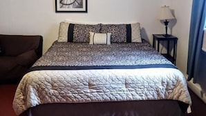 Quarto Individual Standard, 1 cama king-size e sofá-cama (Urban Suite) | Ferro/tábua de engomar, Wi-fi grátis, com decoração personalizada