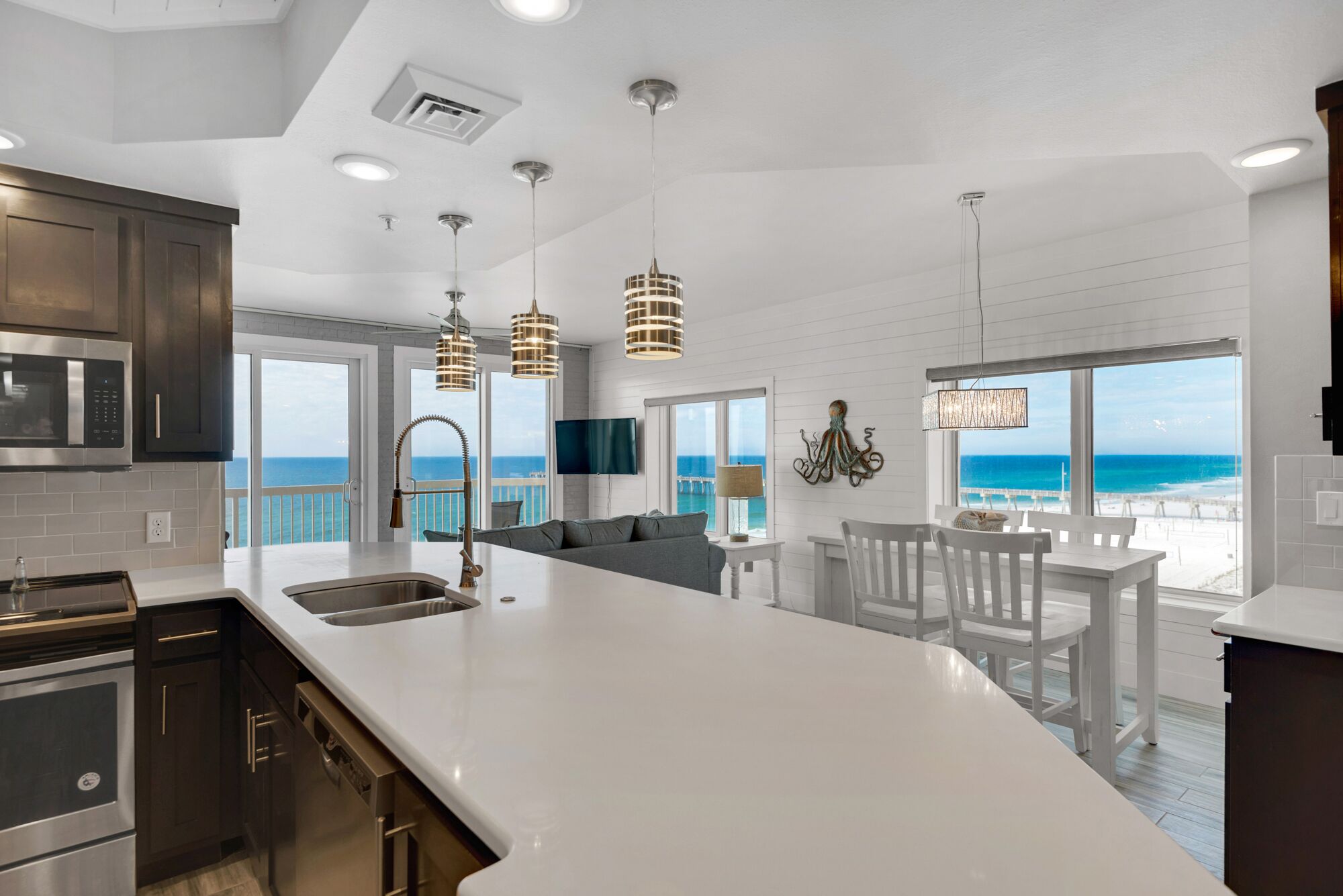 1ST FLOOR BEACHFRONT CALYPSO 3 bedroom! Private parking spot! Beach set ...