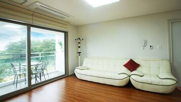 Quarto Familiar | Sala de estar | TV de ecrã plano