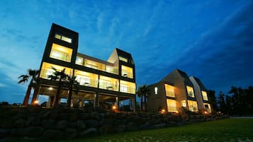 Fachada do alojamento (tarde/noite)