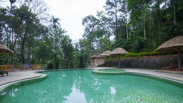 Piscina exterior, guarda-sóis, espreguiçadeiras