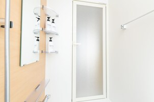 Apartamento básico | Banheiro | Banheira e chuveiro separados, banheira de imersão