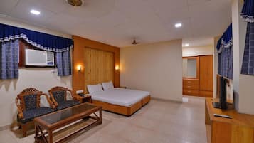 Quarto Executivo, 1 cama king-size, fumadores | 1 quarto, secretária, ferro/tábua de engomar, camas desdobráveis