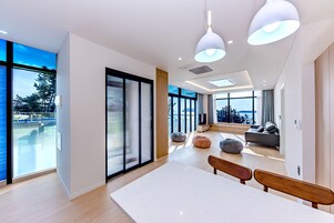 Casa panorâmica, 2 banheiros, vista para o oceano (The Bay, 47 PY) | Área de estar | TV de tela plana 40 polegadas com canais a cabo, TV, pisos aquecidos