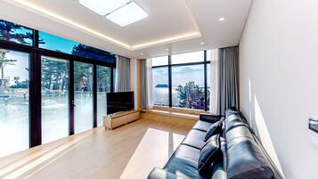 Casa panorâmica, 2 banheiros, vista para o oceano (The Bay, 47 PY) | Área de estar | TV de tela plana 40 polegadas com canais a cabo, TV, pisos aquecidos