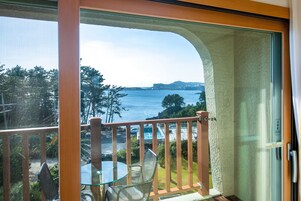 Roupas de cama antialérgicas, escrivaninha, cortinas blackout