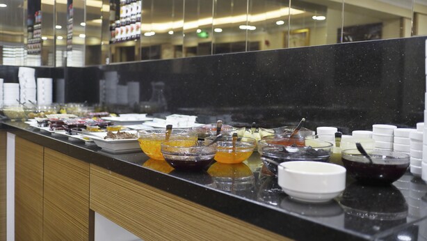 Buffet com diversos alimentos e acompanhamentos.