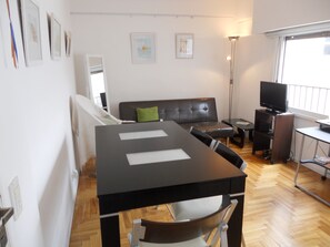 Apartamento básico, 1 cama de casal e sofá-cama, para não fumantes | Área de estar | TV LCD