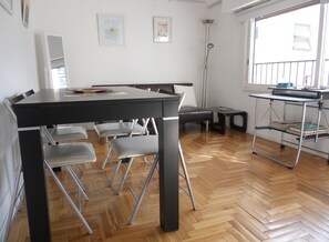 Apartamento básico, 1 cama de casal e sofá-cama, para não fumantes | Área de estar | TV LCD
