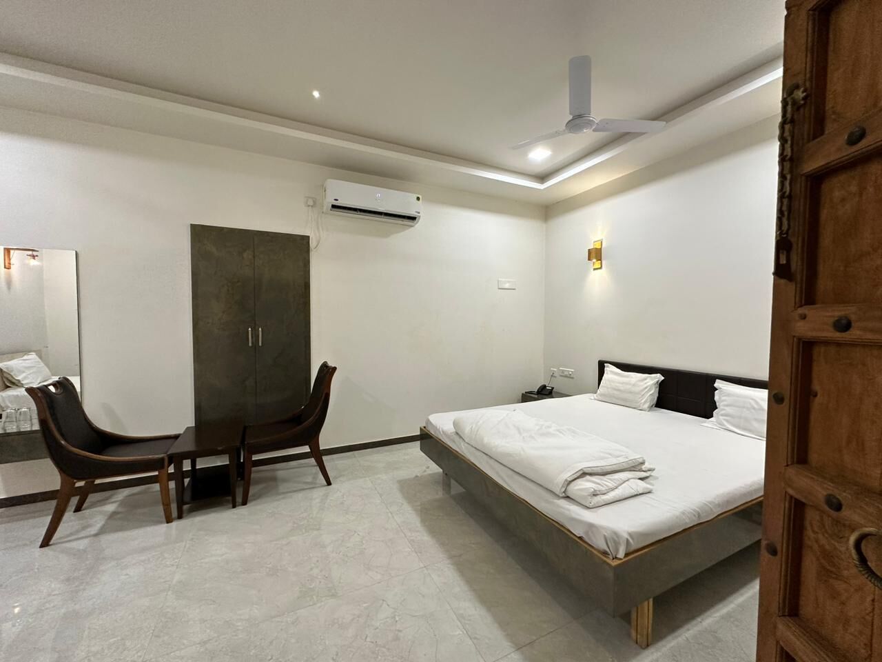 Quarto Clássico | Minibar, cofre no quarto, secretária, cortinas/cortinados opacos 