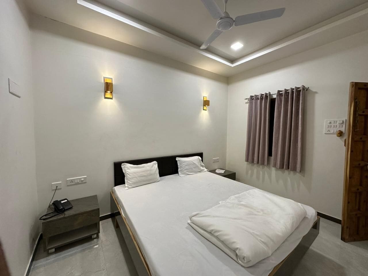 Quarto clássico | Frigobar, cofres nos quartos, escrivaninha, cortinas blackout