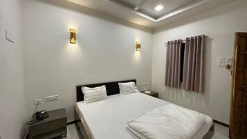 Quarto clássico | Frigobar, cofres nos quartos, escrivaninha, cortinas blackout