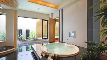 Quarto Quádruplo, 2 camas de casal, não fumadores | Casa de banho | Artigos de higiene pessoal grátis, um secador de cabelo, chinelos