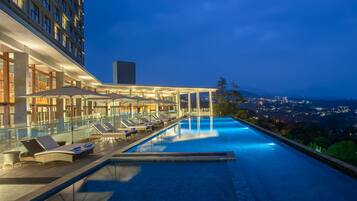 Piscina externa, espreguiçadeiras