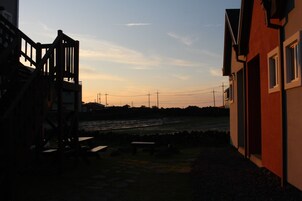 Fachada da propriedade à noite