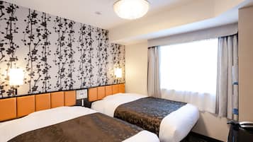 Quarto de hotel com duas camas, cabeceira, painel de controlo fixado na parede, janela com cortinas e uma luminária de teto.
