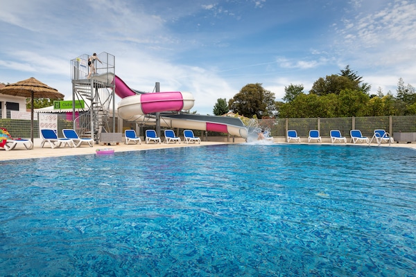 Piscina interior, piscina exterior, espreguiçadeiras
