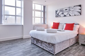 Com decoração personalizada, com mobília individualizada 