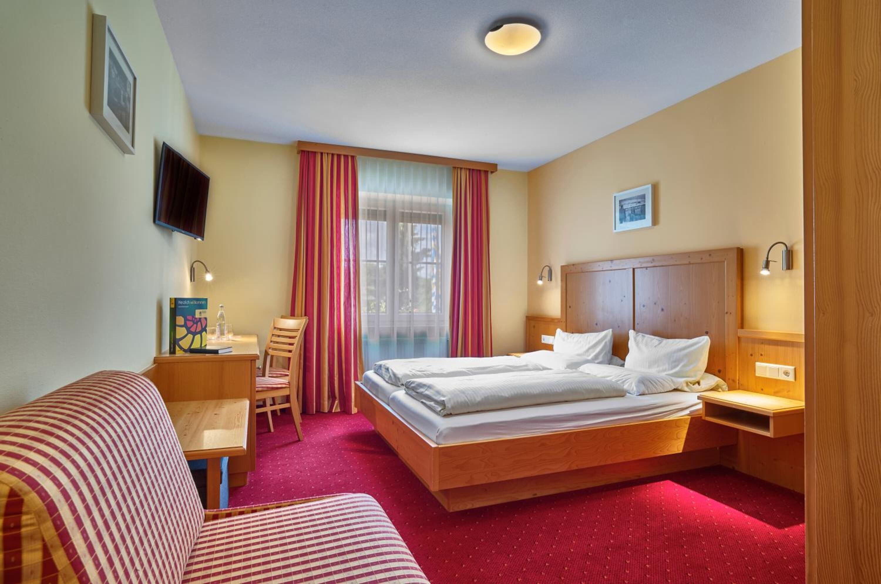 Secretária, secretária adequada para computadores portáteis 