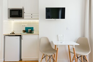 Apartamento Signature, Vista para a cidade | Kitchenette privada | Um frigorífico/congelador grande, um micro-ondas, uma placa de cozinha 