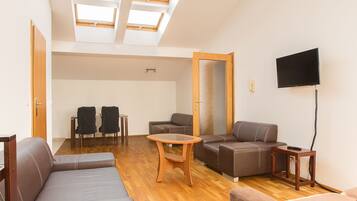 Apartamento, várias camas, não fumadores, Vista para a cidade | Sala de estar | TV plasma