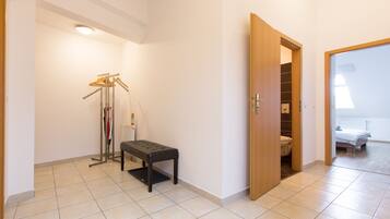 Apartamento, várias camas, não fumadores, Vista para a cidade | 2 quartos, roupa de alta qualidade, secretária