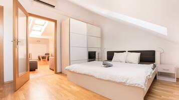 Apartamento, várias camas, não fumadores, Vista para a cidade | 2 quartos, roupa de alta qualidade, secretária