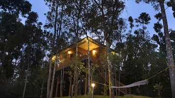 Casa na árvore premium, vista para a colina | 1 quarto, cofres nos quartos, individualmente decorados