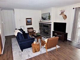 TV de ecrã plano, lareira 