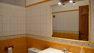 Um polibã, um secador de cabelo, toalhas fornecidas