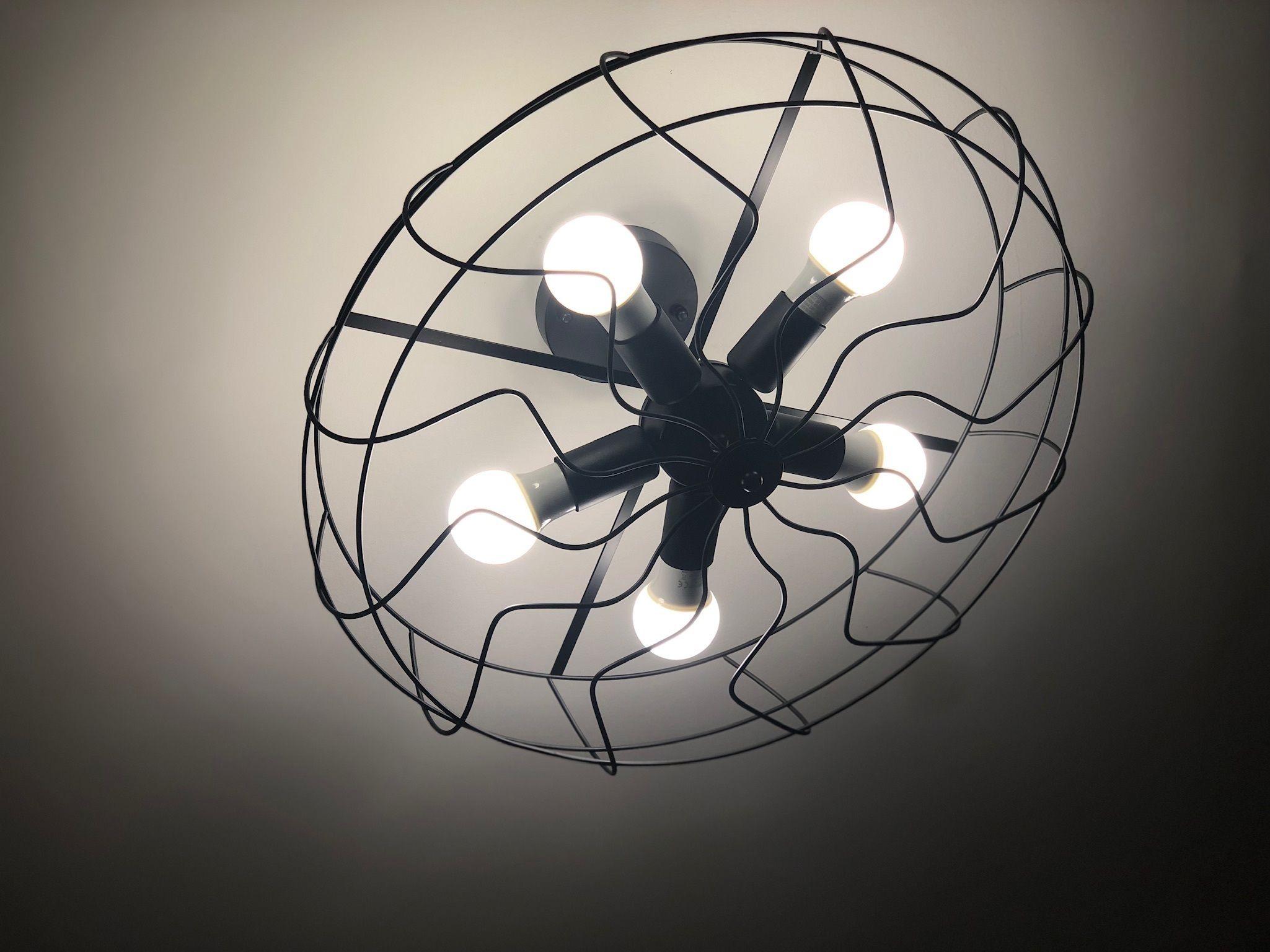 Um ventilador de teto com quatro lâmpadas.