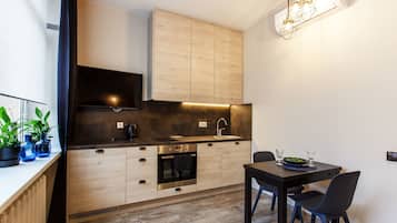 Apartamento, 1 cama de casal, para não fumantes | 1 quarto, roupas de cama premium, escrivaninha, cortinas blackout
