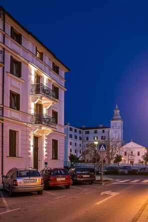 Fachada do alojamento (tarde/noite)
