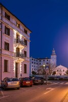 Fachada da propriedade à noite