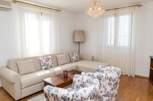 Apartamento Básico, 2 quartos | Sala | TV de ecrã plano