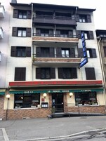 Um edifício com vários andares, com um restaurante e um hotel.