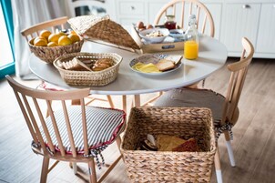 Café da manhã completo grátis todos os dias