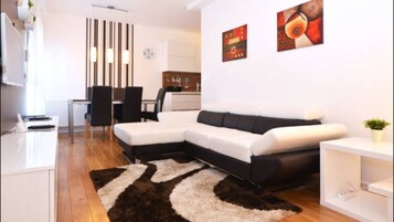 Apartamento, 2 quartos | Sala de estar | TV de tela plana, DVD player