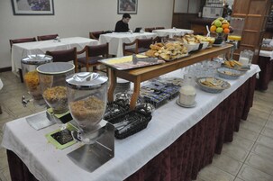 Café da manhã com buffet grátis todos os dias