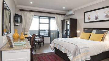 Quarto de Luxo | Lençóis de algodão egípcio, roupa de alta qualidade, cofre no quarto