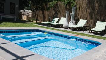 Piscina exterior, guarda-sóis, espreguiçadeiras