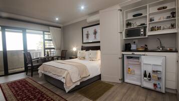 Um frigorífico, um micro-ondas, uma chaleira elétrica